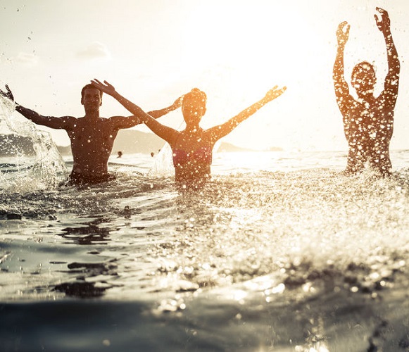 38156599 - friends playing in the water - Windowseat.ph